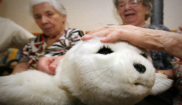 PARO-Therapeutic-Robot-Helps-Elderly-Dementia-Patients | もしもしにっぽん ...